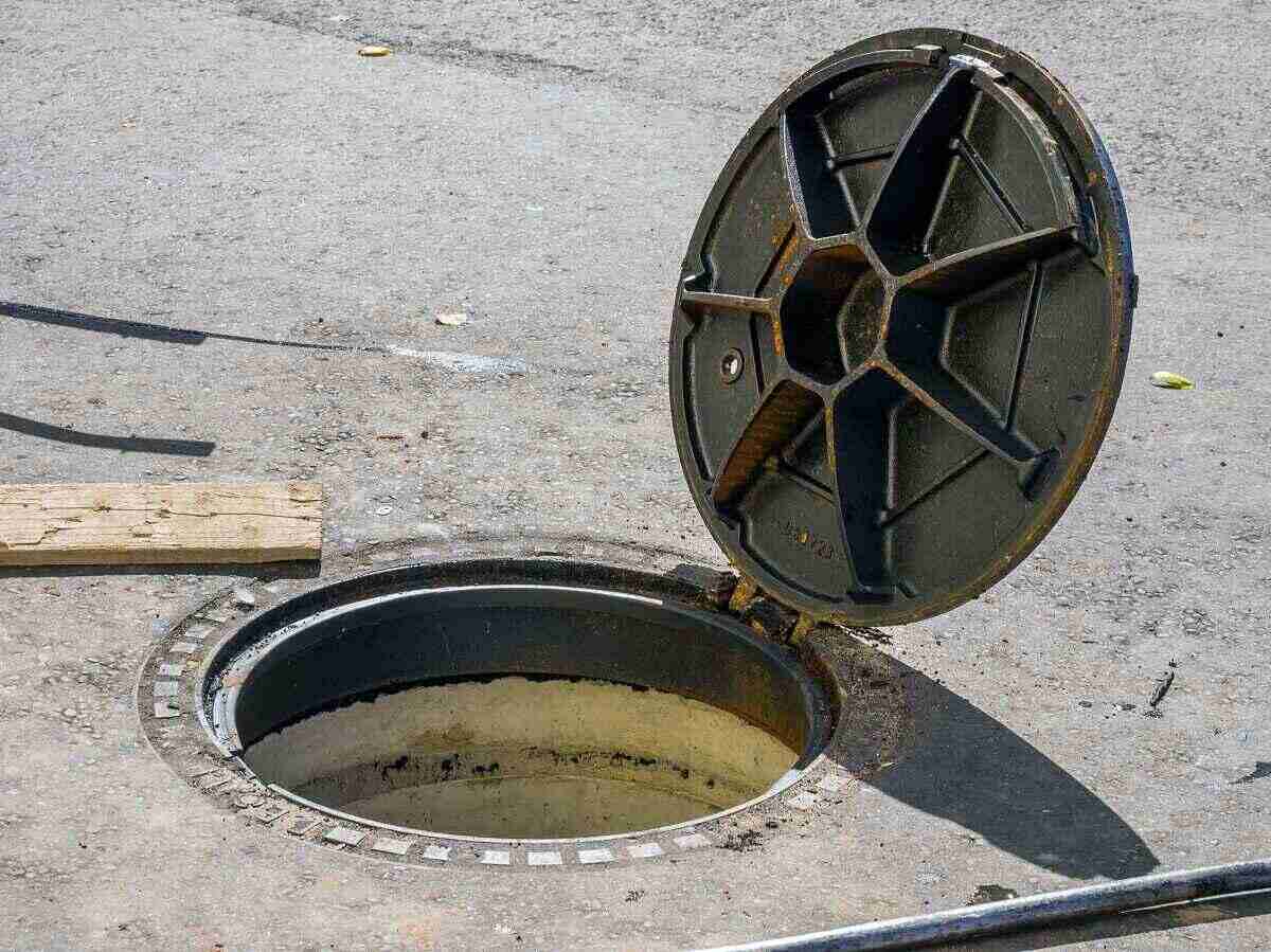 Common Manhole Problems and How Trenchless Solutions Fix Them